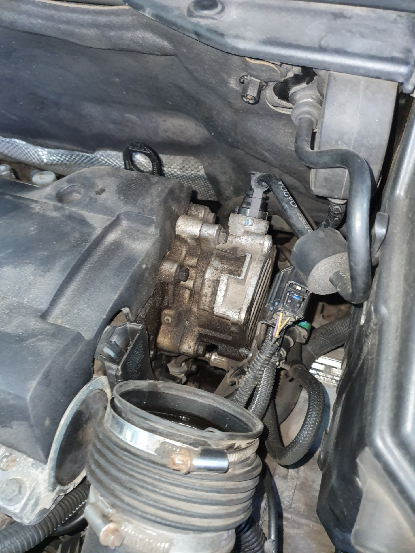 51. Замена прокладок выпускного коллектора и вакуумного насоса — Volvo ...