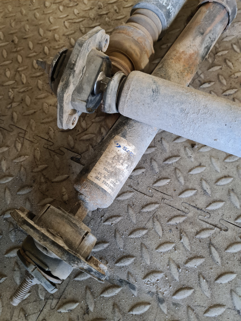 Замена амортизаторов — BMW 3 series (E90), 2 л, 2006 года | визит на ...