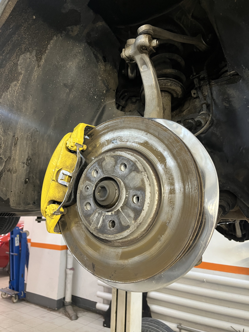 Замена масла и передних колодок — Audi A4 Allroad (B8), 2 л, 2011 года ...