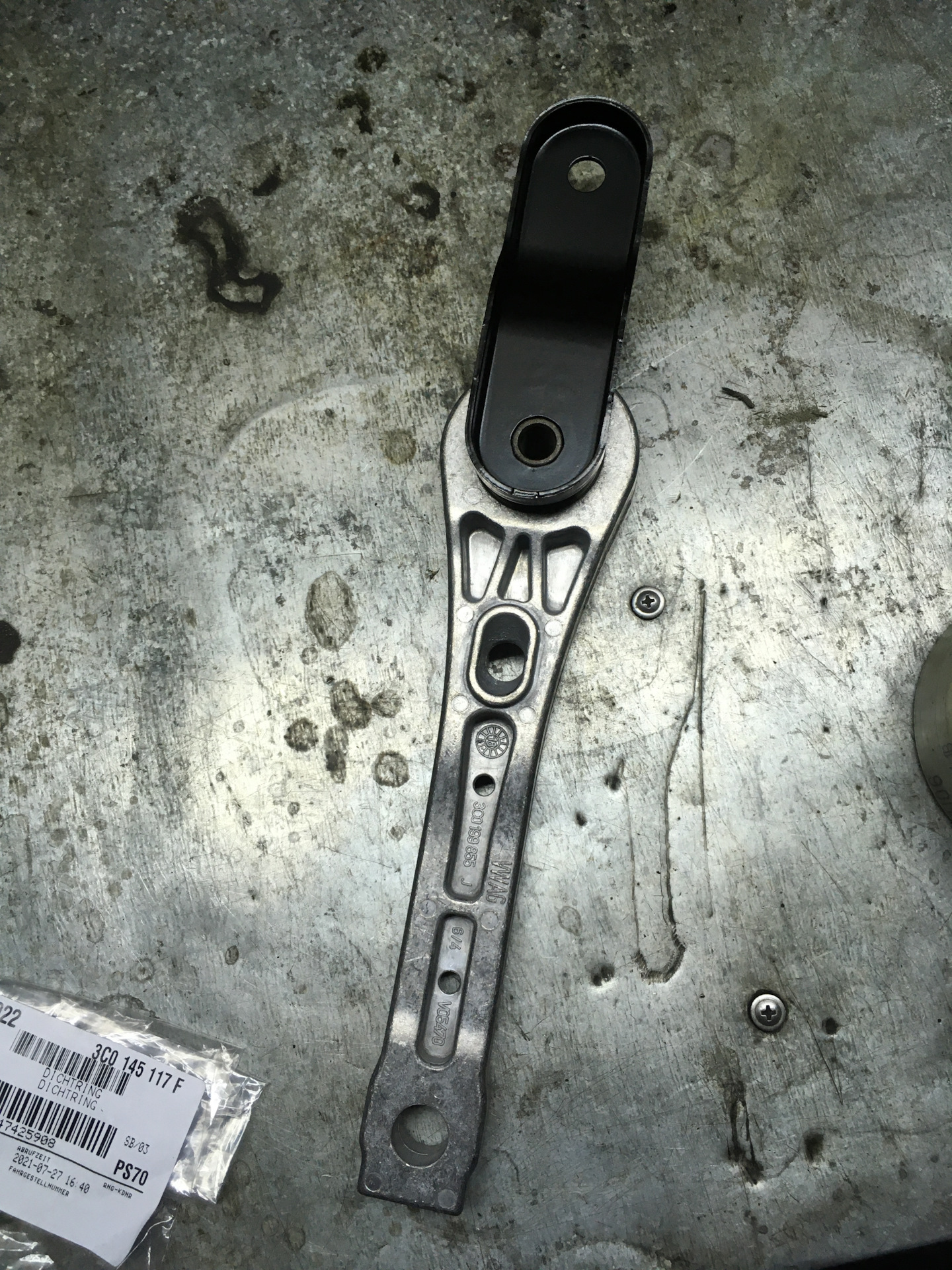 Замена опоры силового агрегата со снятием подрамника — Volkswagen ...