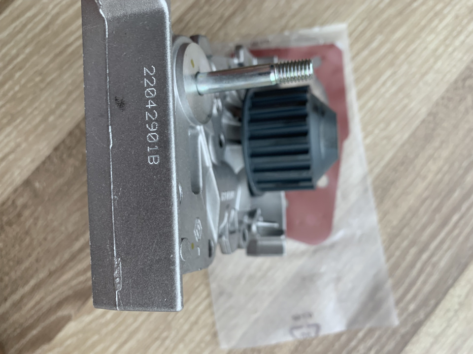 Насос водяной ( помпа ), Renault / Nissan / Lada . K4M / K4J ...