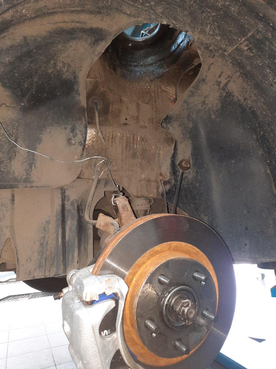 Передние амортизаторы Kyb 334432, 334433 — Mitsubishi Galant (9G), 2,4 ...