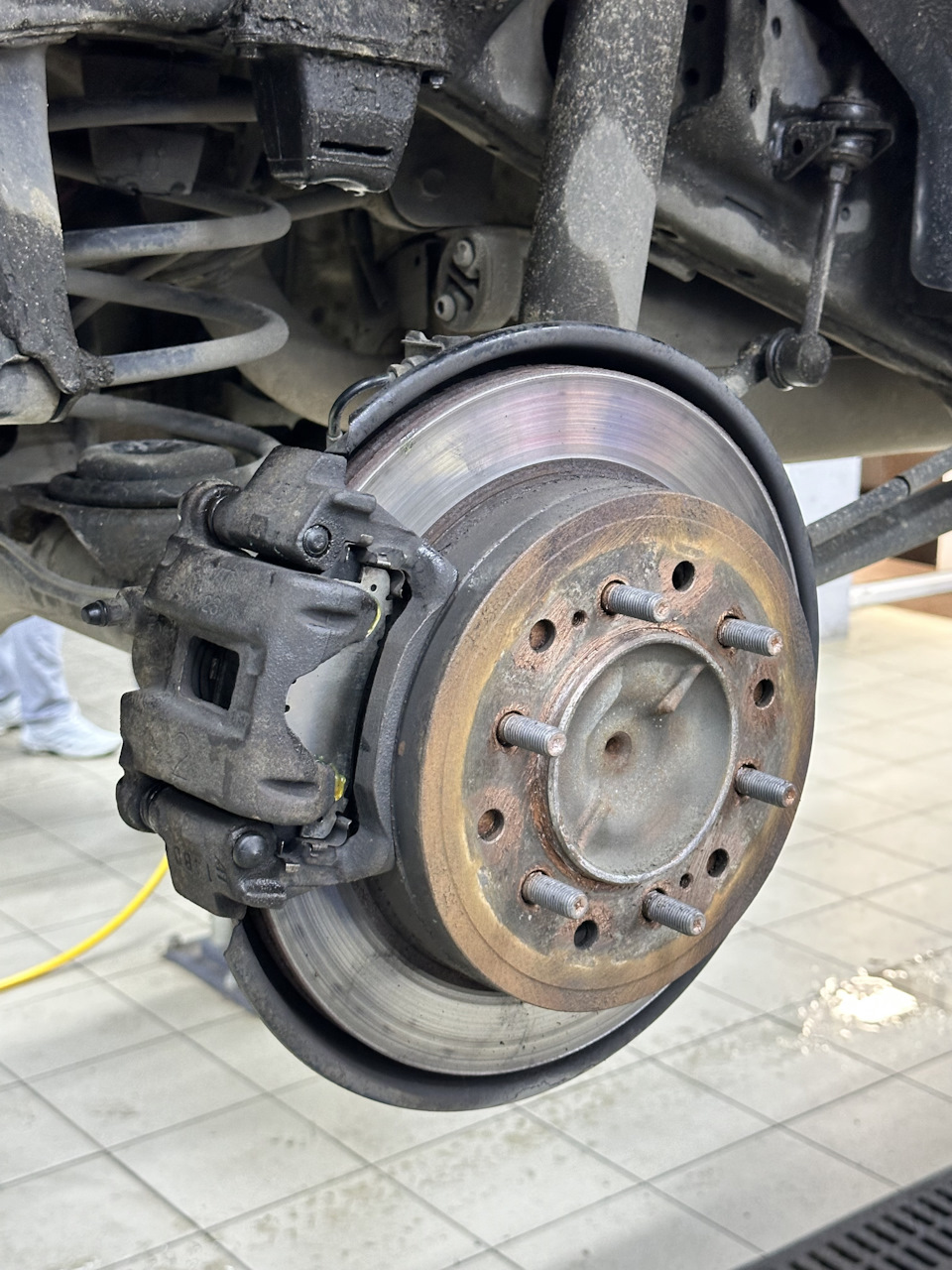 Обслуживание задних тормозов — Toyota Land Cruiser Prado 150-series, 2 ...