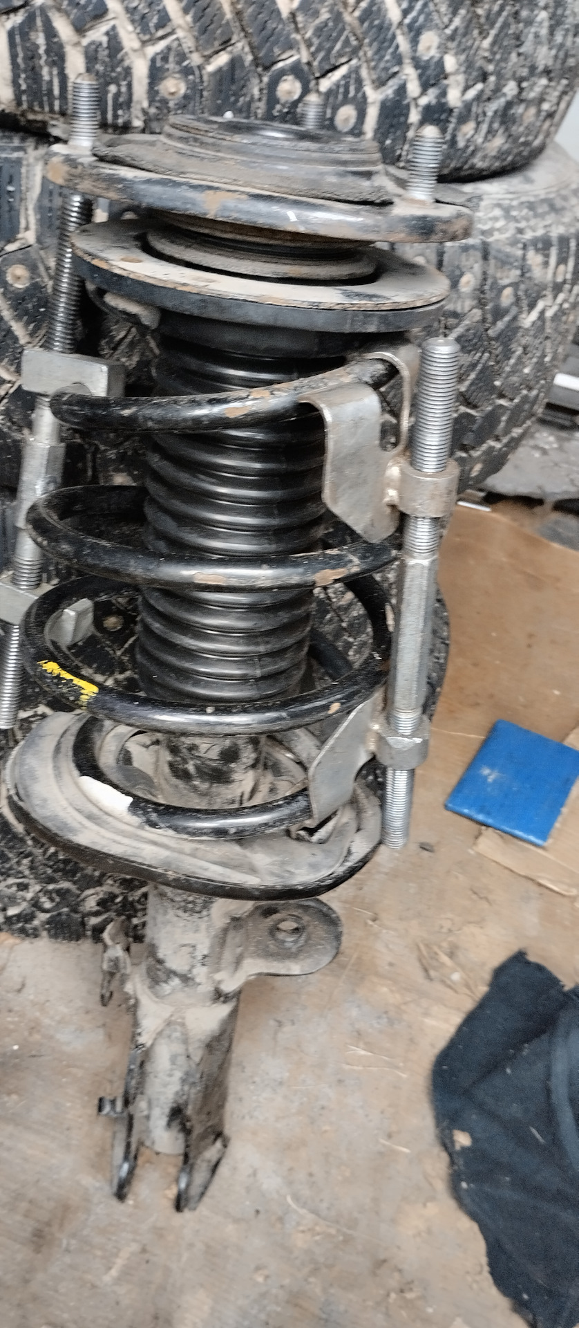 Замена пыльников передних амортизаторов. — Toyota Corolla (140/150), 1 ...