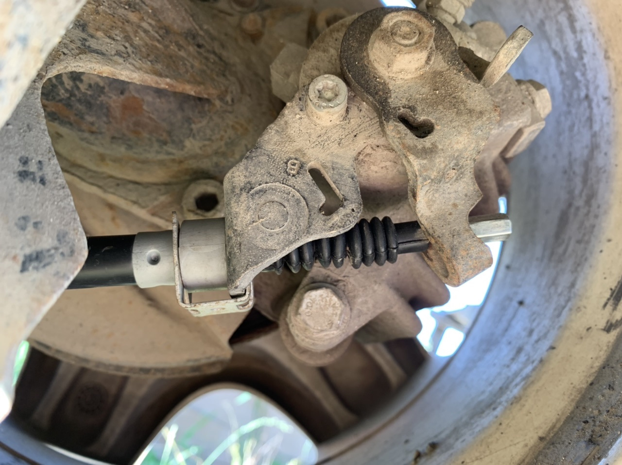 Замена троса ручного тормоза — Volkswagen Golf Mk4, 1,4 л, 2001 года ...