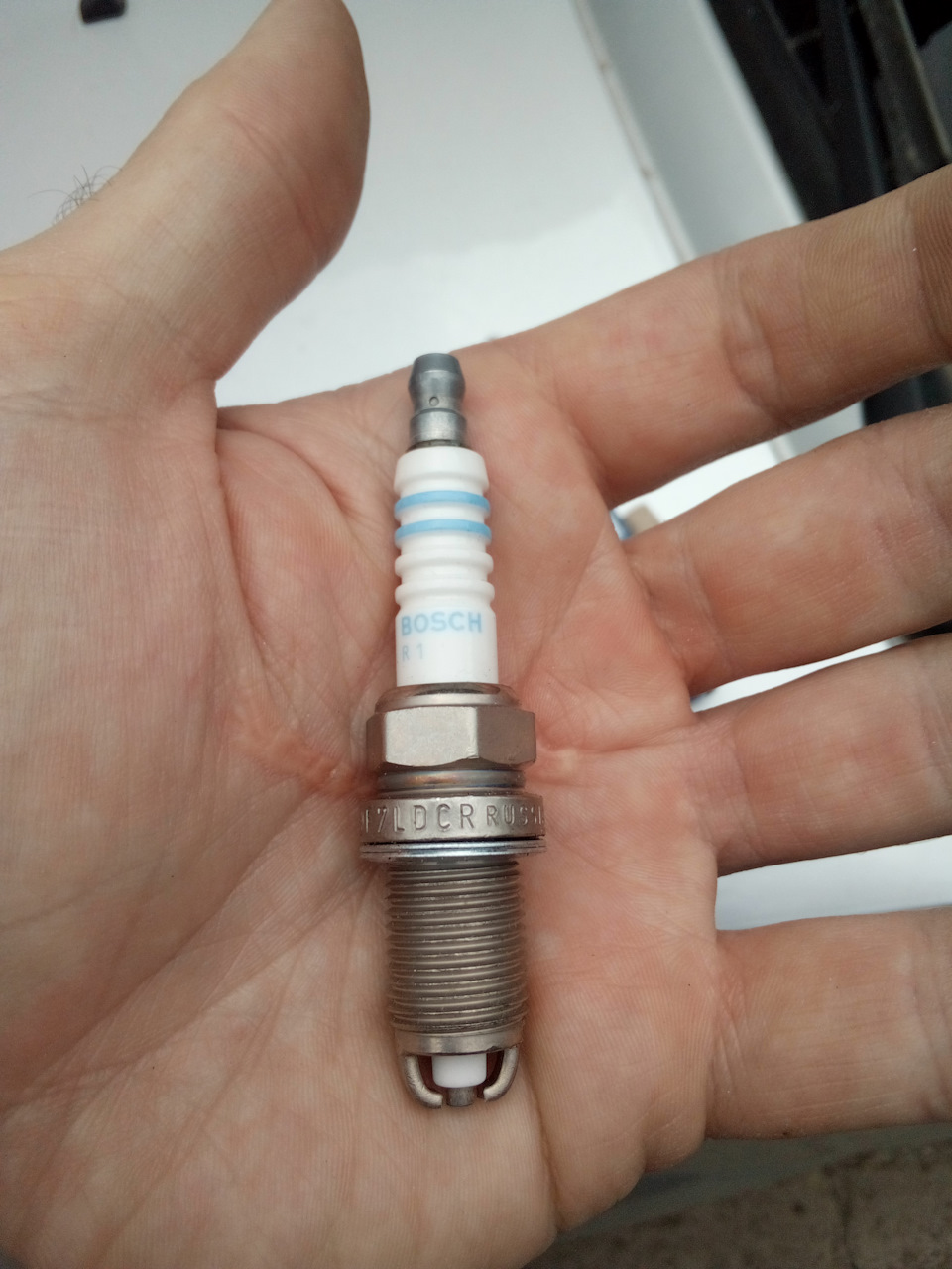 Свечи Bosch F7LDCR — Lada Ларгус, 1,6 л, 2013 года | расходники | DRIVE2