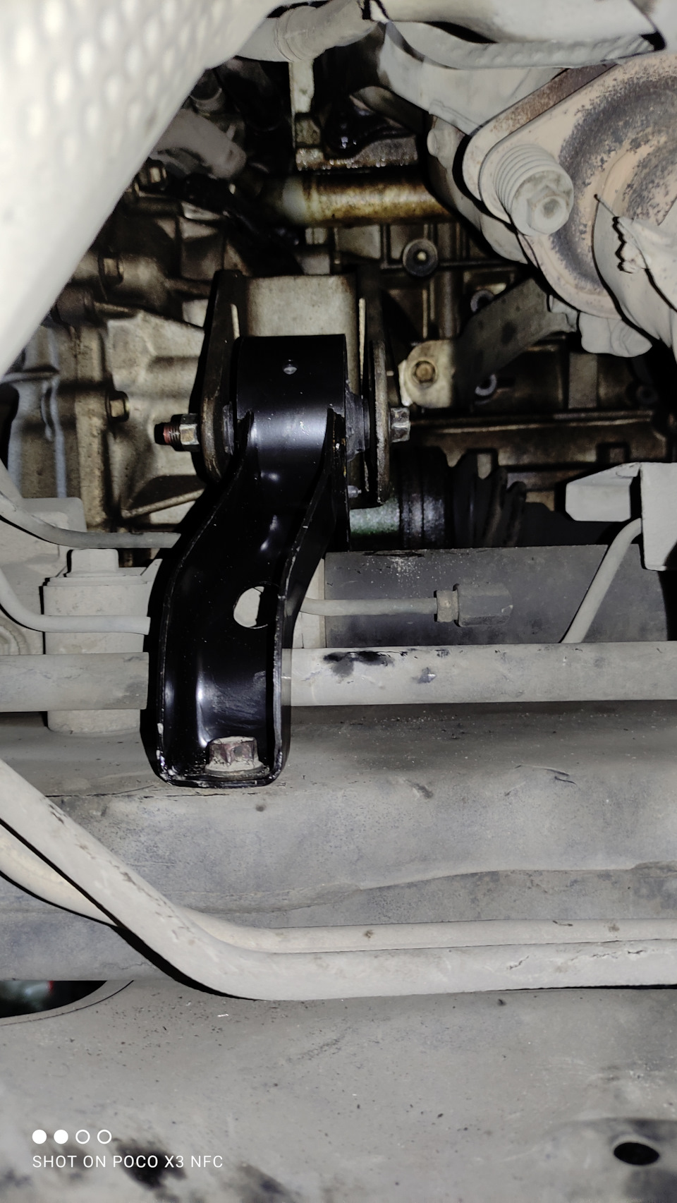 Замена задней подушки двигателя. — Mitsubishi Lancer X, 1,8 л, 2008 ...