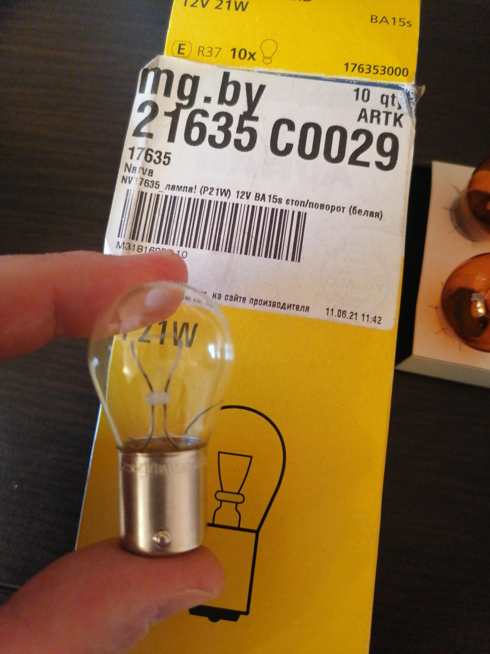 Замена лампы тормоза в заднем фонаре — Volkswagen Polo Sedan, 1,6 л ...