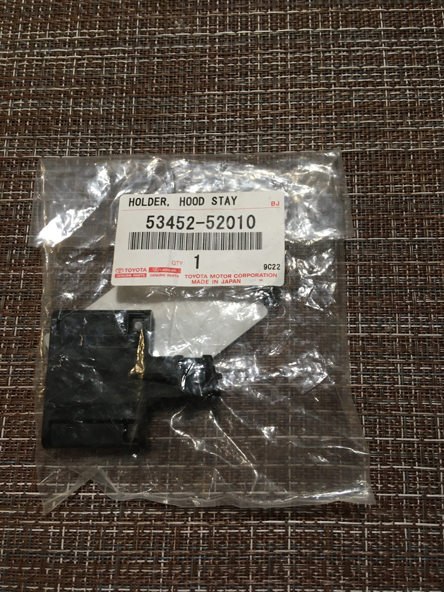 Клипса держателя капота — Toyota Yaris (p2), 1,3 л, 2006 года ...