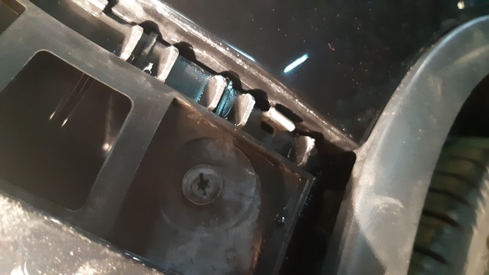 Проклеил стыки бампера и крыла — Volkswagen Tiguan (1G), 2 л, 2014 года ...