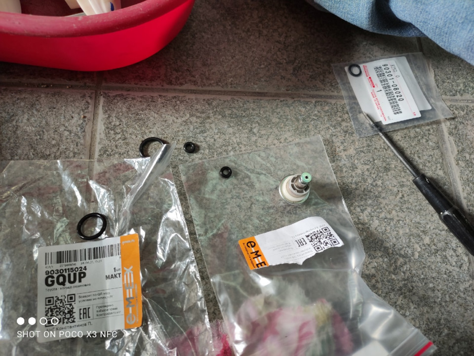 Замена топливного фильтра — Toyota Camry (XV40), 2,4 л, 2010 года ...