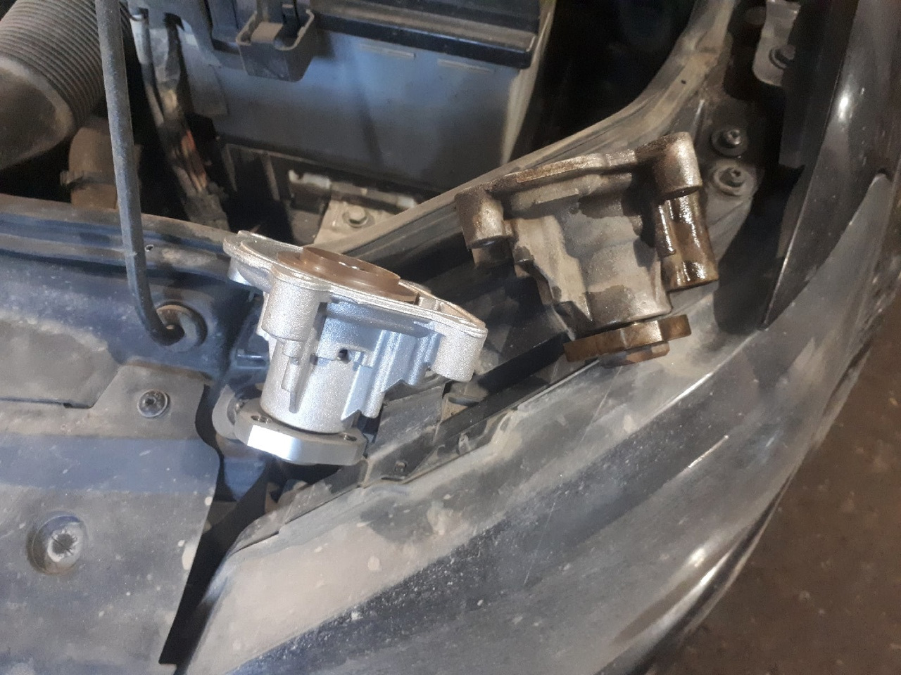 Замена помпы и подогревателя картерных газов. — Volkswagen Polo Sedan ...