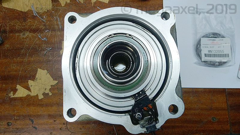 Замена сальника хвостовика заднего редуктора — Mitsubishi Outlander XL ...