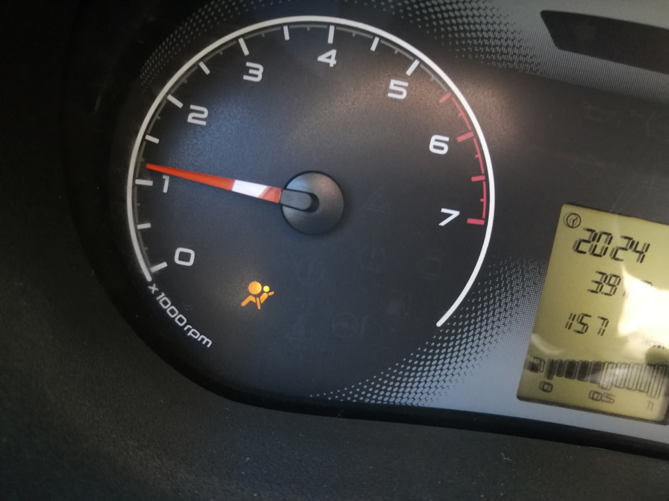 Подушка безопасности горит — Lada Гранта (1G), 1,6 л, 2012 года ...