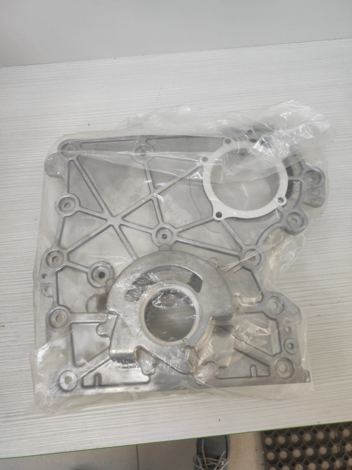 Передняя крышка двигателя с масляным насосом на Chevrolet TrailBlazer ...