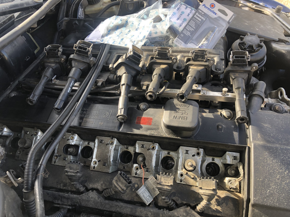 Замена колпачков катушек зажигания — BMW 3 series (E46), 2,2 л, 2001 ...