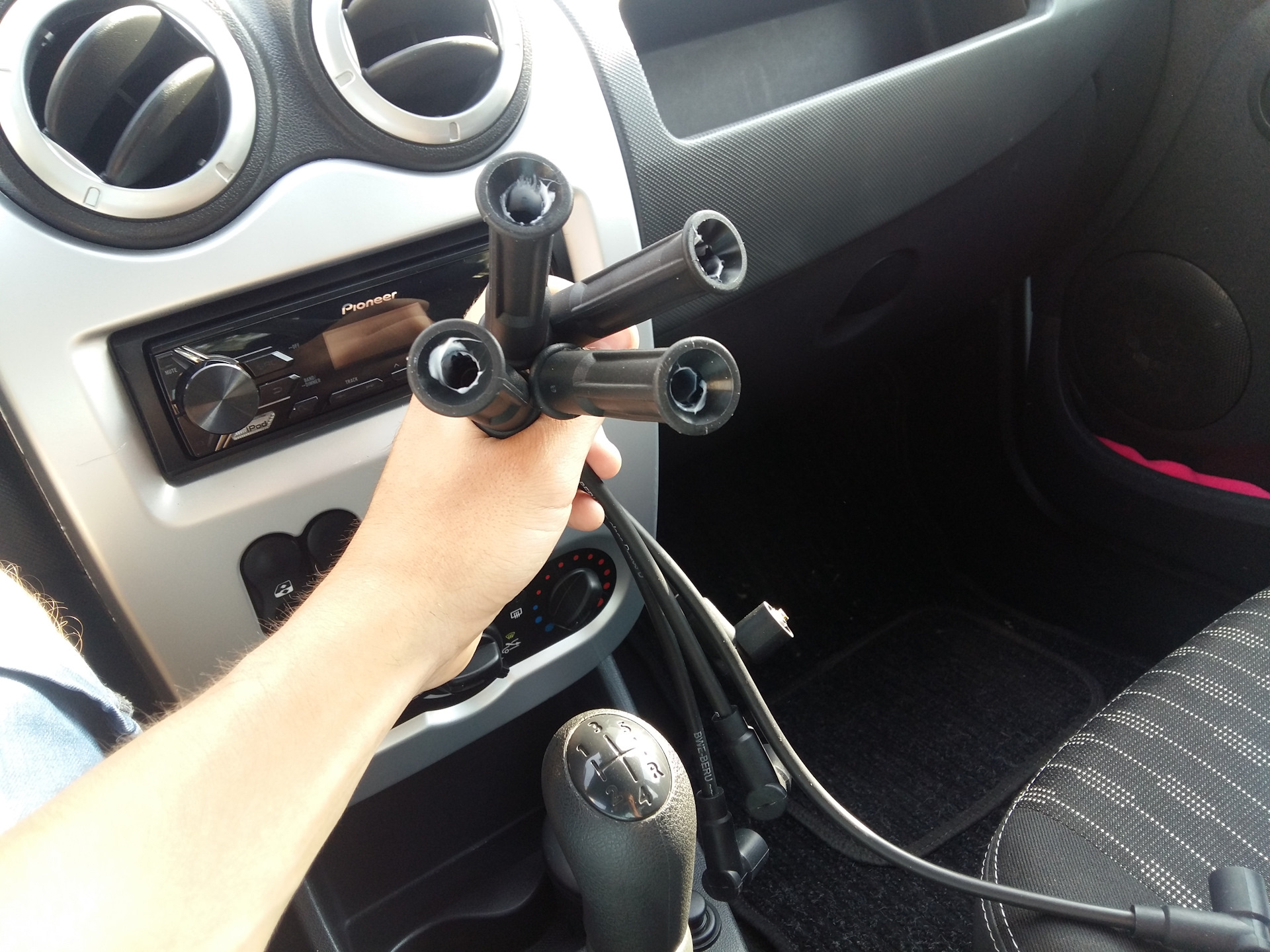 Свечи зажигания — Renault Logan (1G), 1,4 л, 2013 года | расходники ...