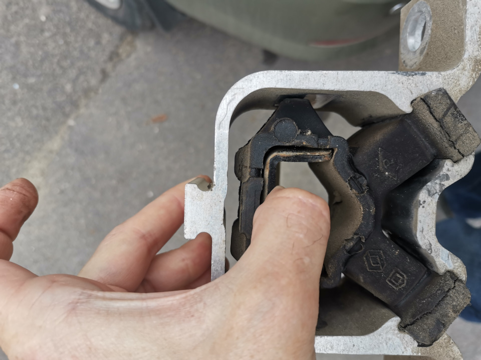 Замена подушек двигателя и заварили пробитый поддон — Renault Logan (1G ...