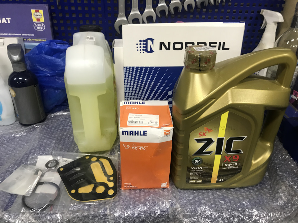 Замена клапана (06A103175) кронштейна масляного фильтра — Volkswagen ...