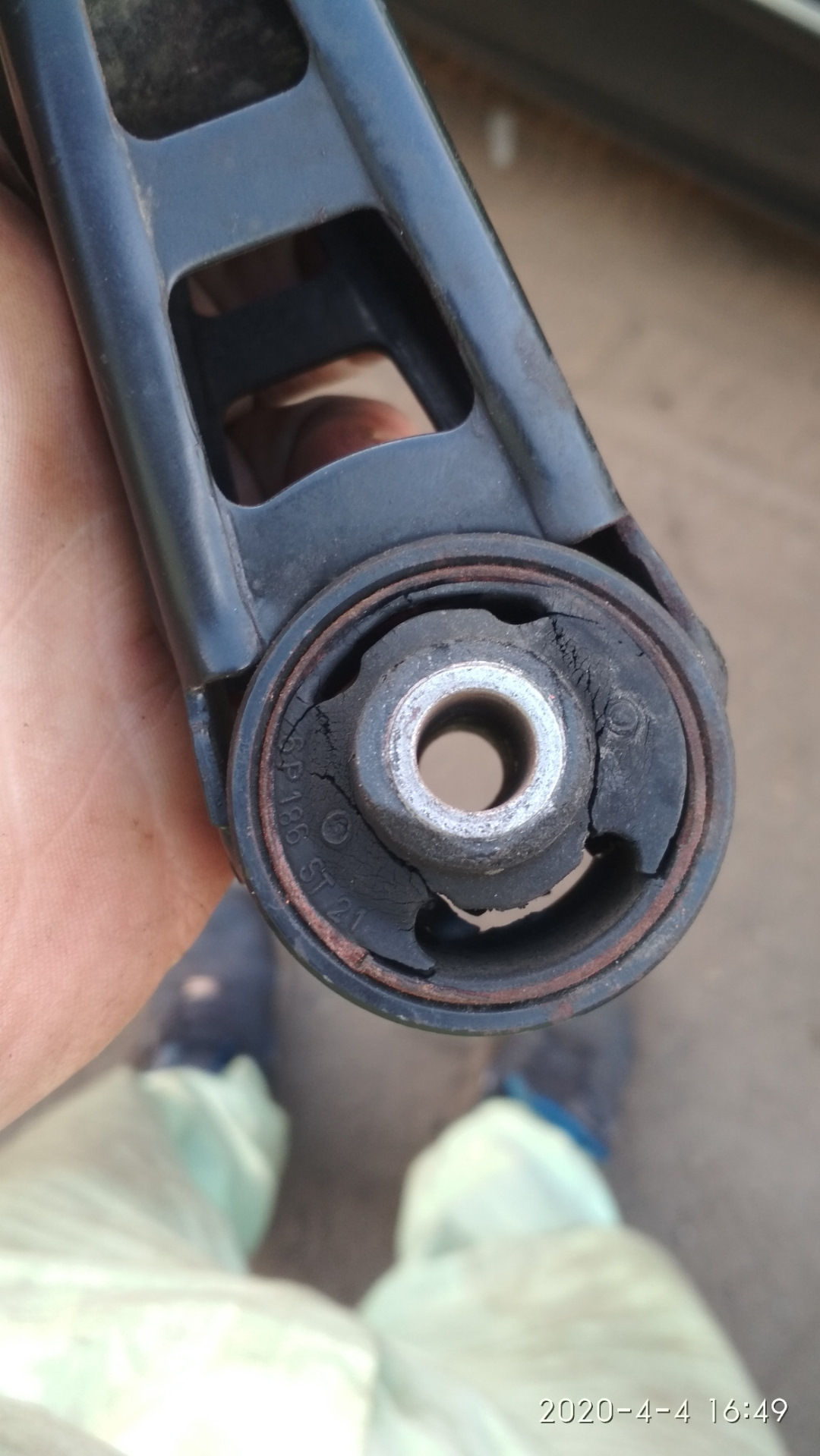 Замена сайлентблоков кронштейна двигателя — Peugeot 607, 3 л, 2004 года ...