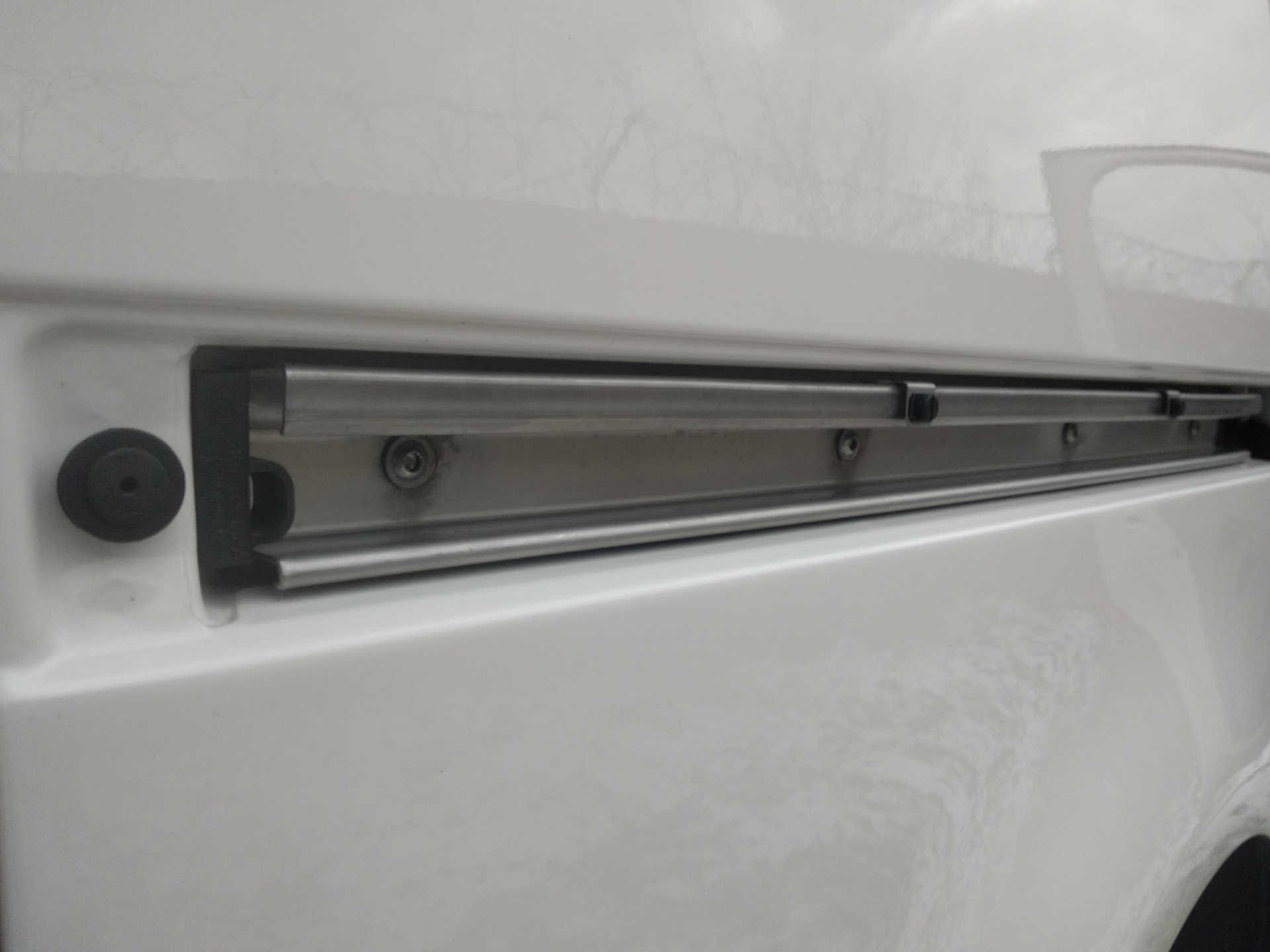 #40 Установка кожуха направляющей сдвижной двери — Volkswagen Caddy (3G ...