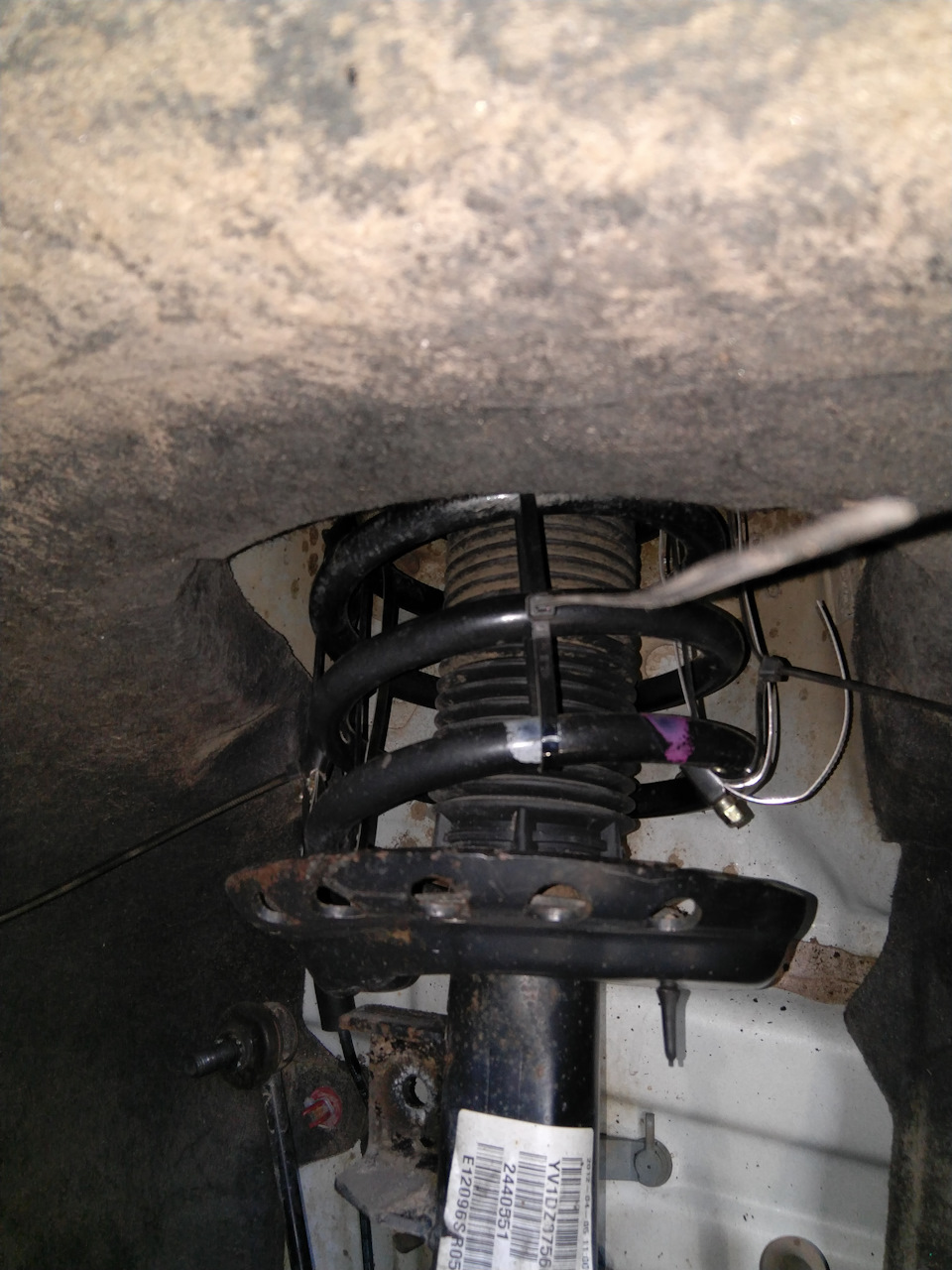 Замена передних амортизаторов — Volvo XC60 (1G), 2,4 л, 2012 года ...