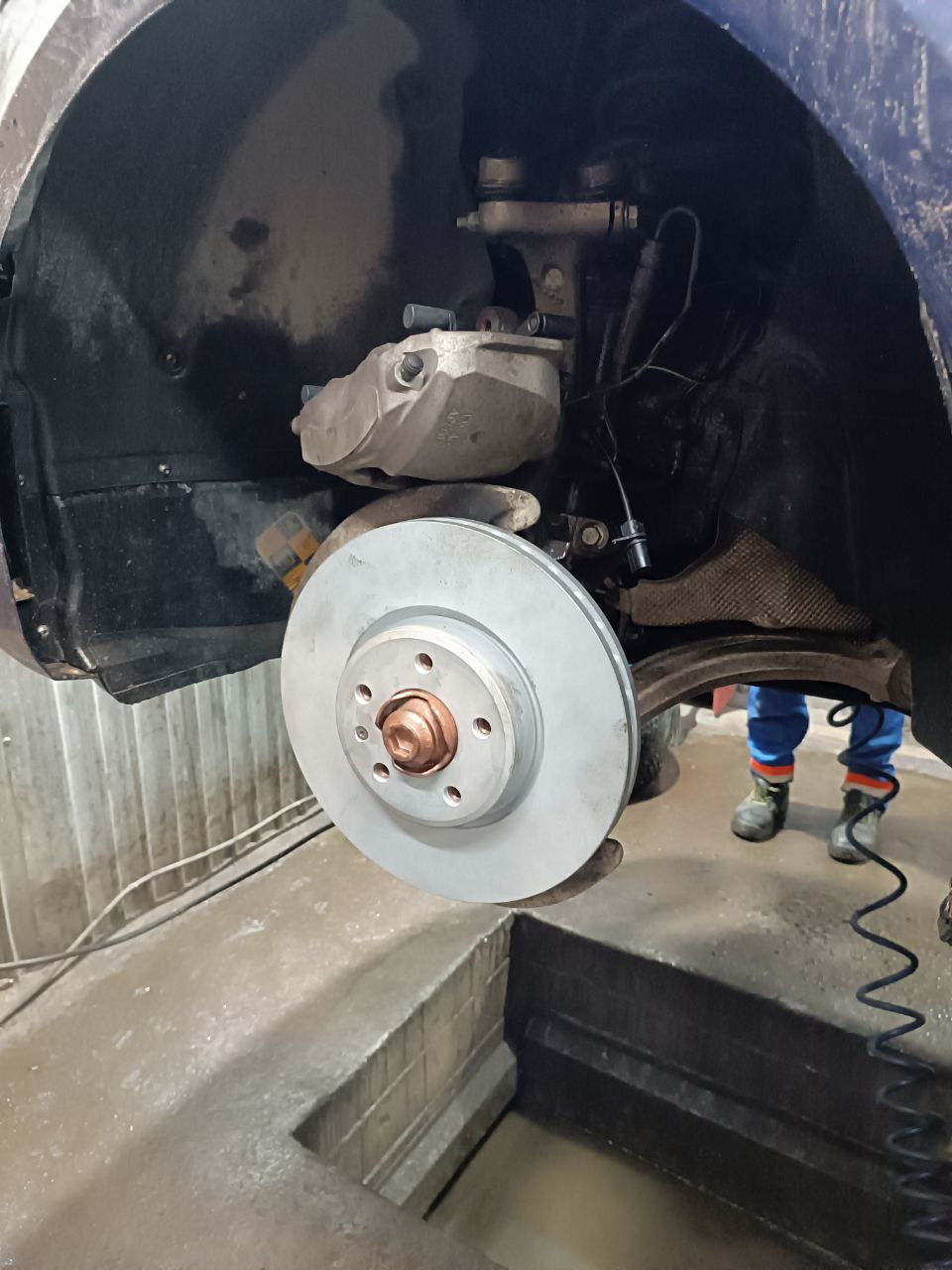 Замена передних тормозных дисков и колодок — Audi A4 (B9), 2 л, 2019 ...
