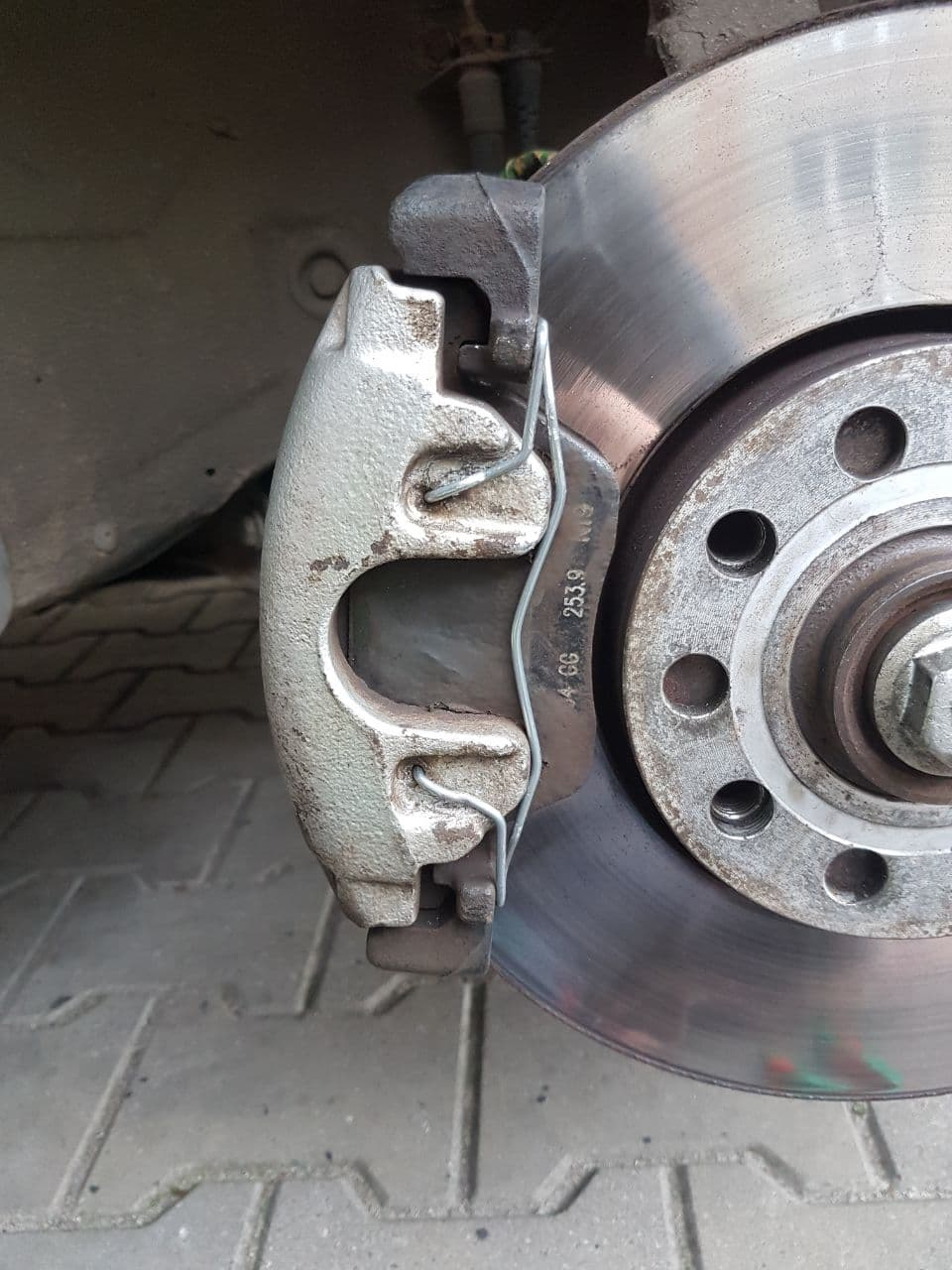 Замена пружин передних суппортов. — Volkswagen Passat B5, 1,8 л, 2001 ...
