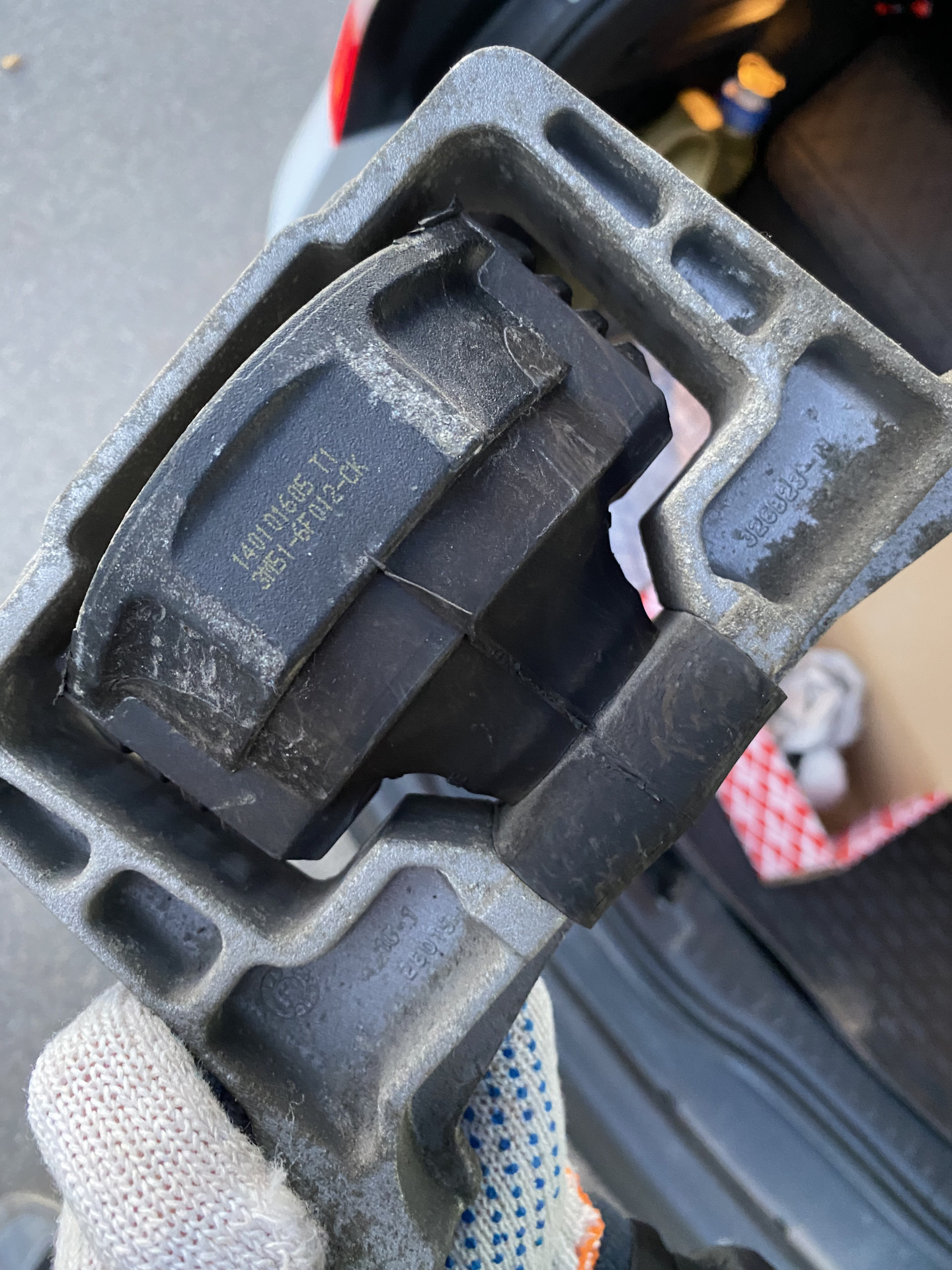 Замена правой гидроопоры (подушки) двигателя — Ford Focus Wagon III, 1 ...