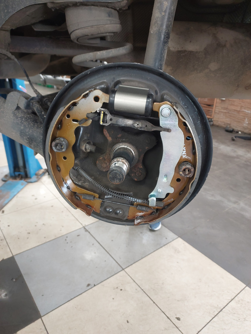 Ревизия задних тормозов — Lada Largus Cross, 1,6 л, 2020 года ...