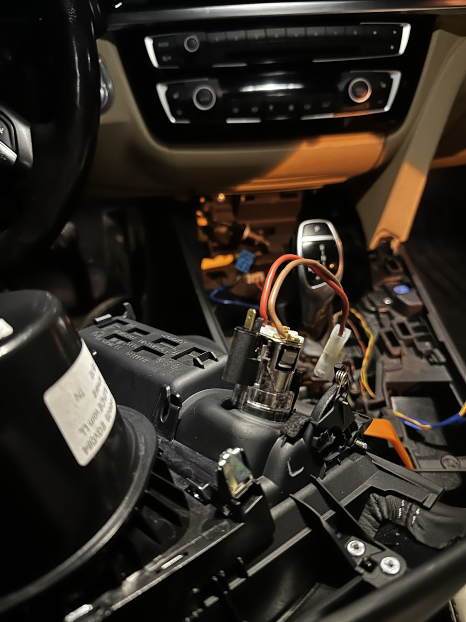 Подсветка гнезда прикуривателя — BMW 3 series (F30), 3 л, 2013 года ...