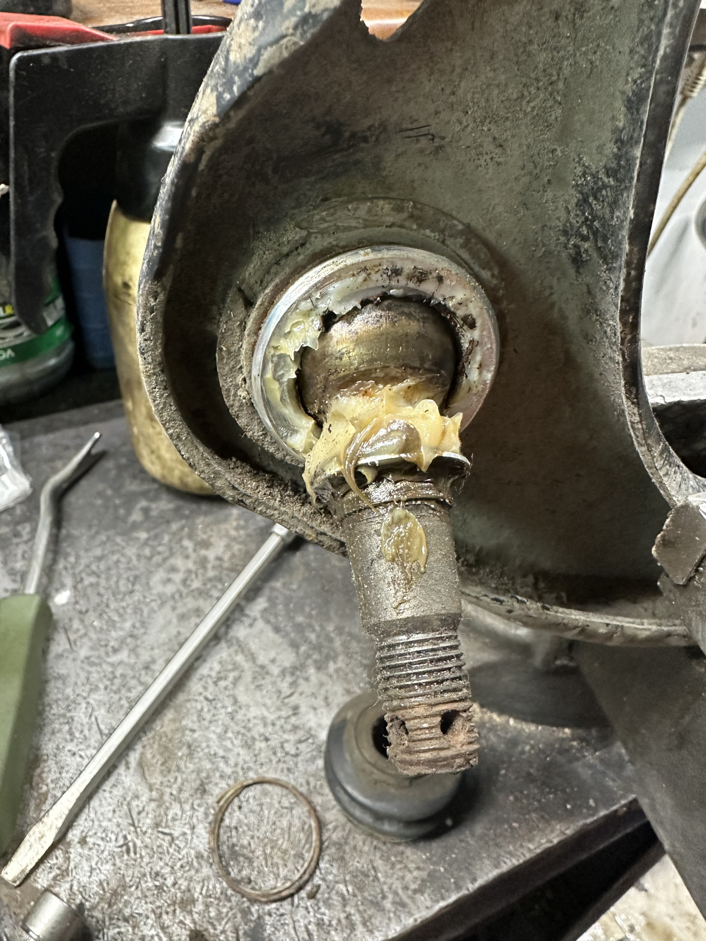 11. Ремонт. Замена шаровой верхнего левого рычага и правой рулевой тяги ...