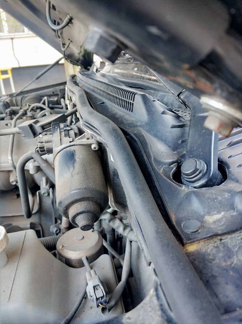 Замена уплотнителей подкапотного пространства — Mitsubishi Pajero (4G ...