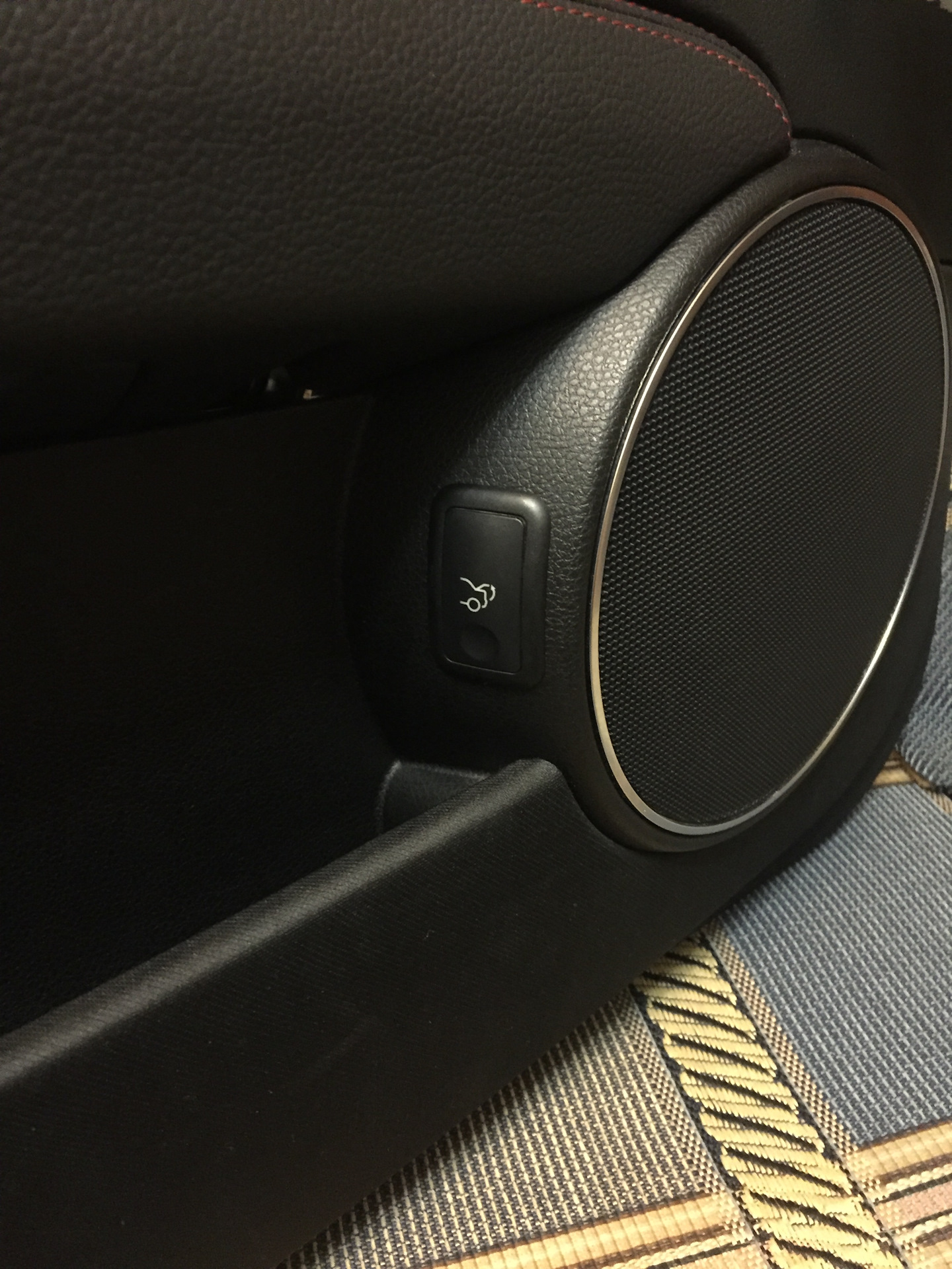 Кнопка открывания багажника — Mercedes-Benz C-Class (W204), 1,6 л, 2012 ...