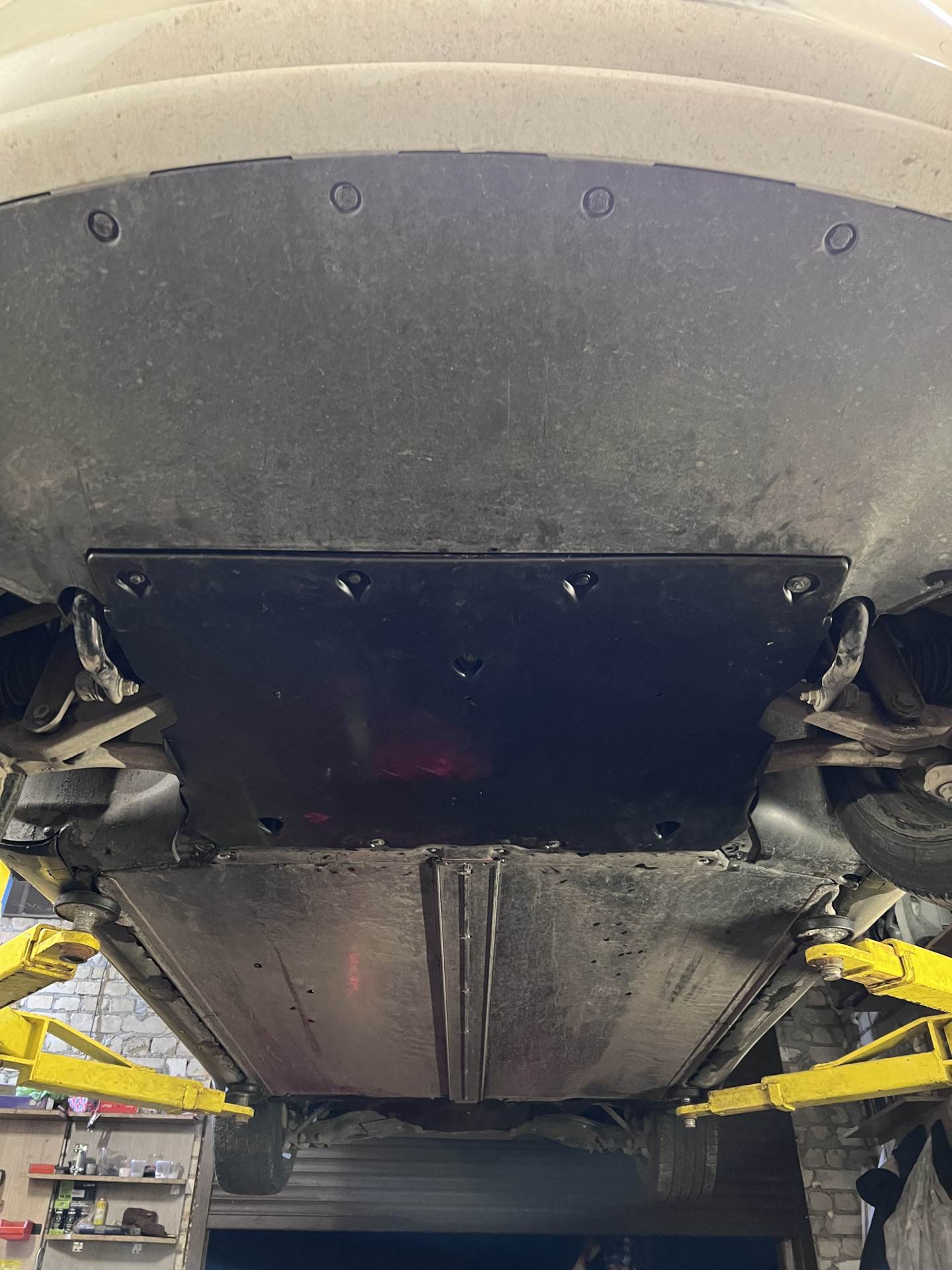 Оторвал переднюю защиту из картона/войлока — Tesla Model 3, 2020 года ...