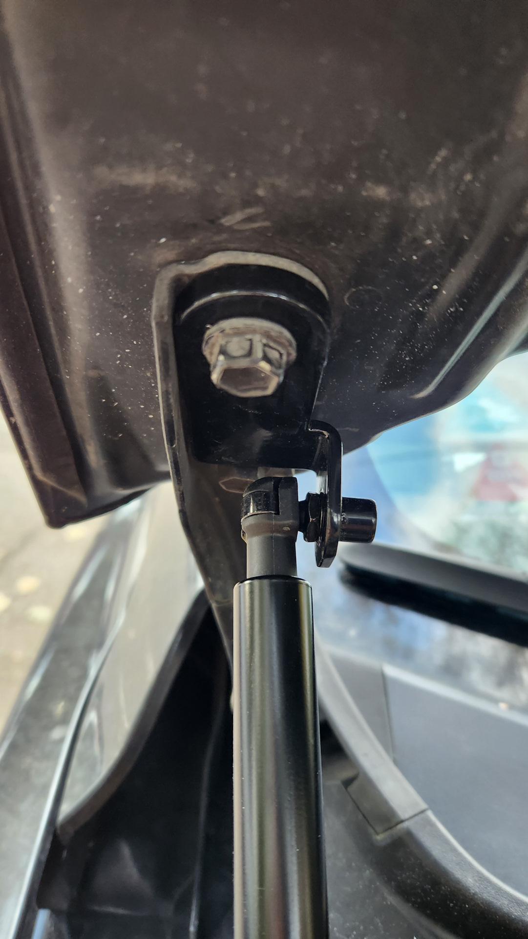 Установил газовые амортизаторы на капот. — Hyundai Elantra (5G), 1,8 л ...