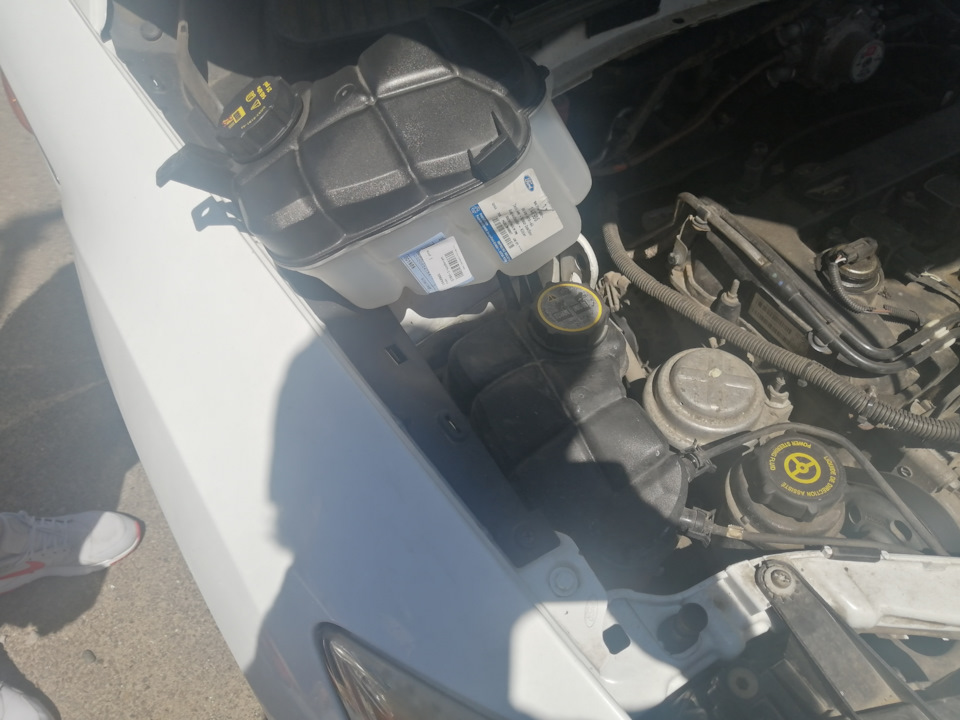 Потик бачок с охлаждающей жидкостью — Ford Mondeo IV, 2,3 л, 2008 года ...