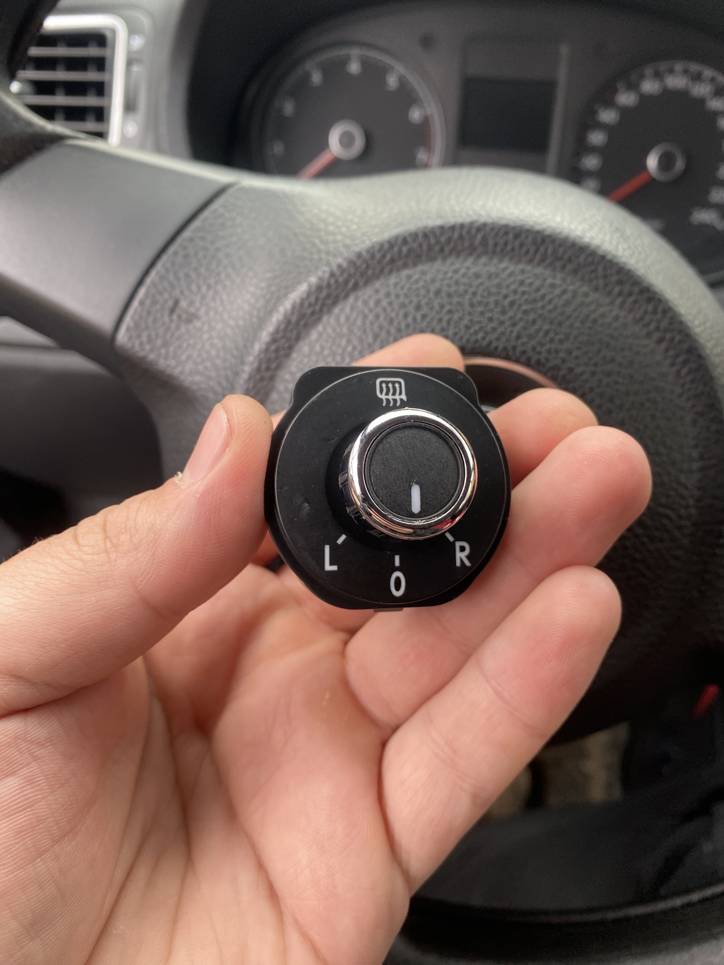 Джойстик регулировки зеркал — Volkswagen Polo Sedan, 1,6 л, 2010 года ...