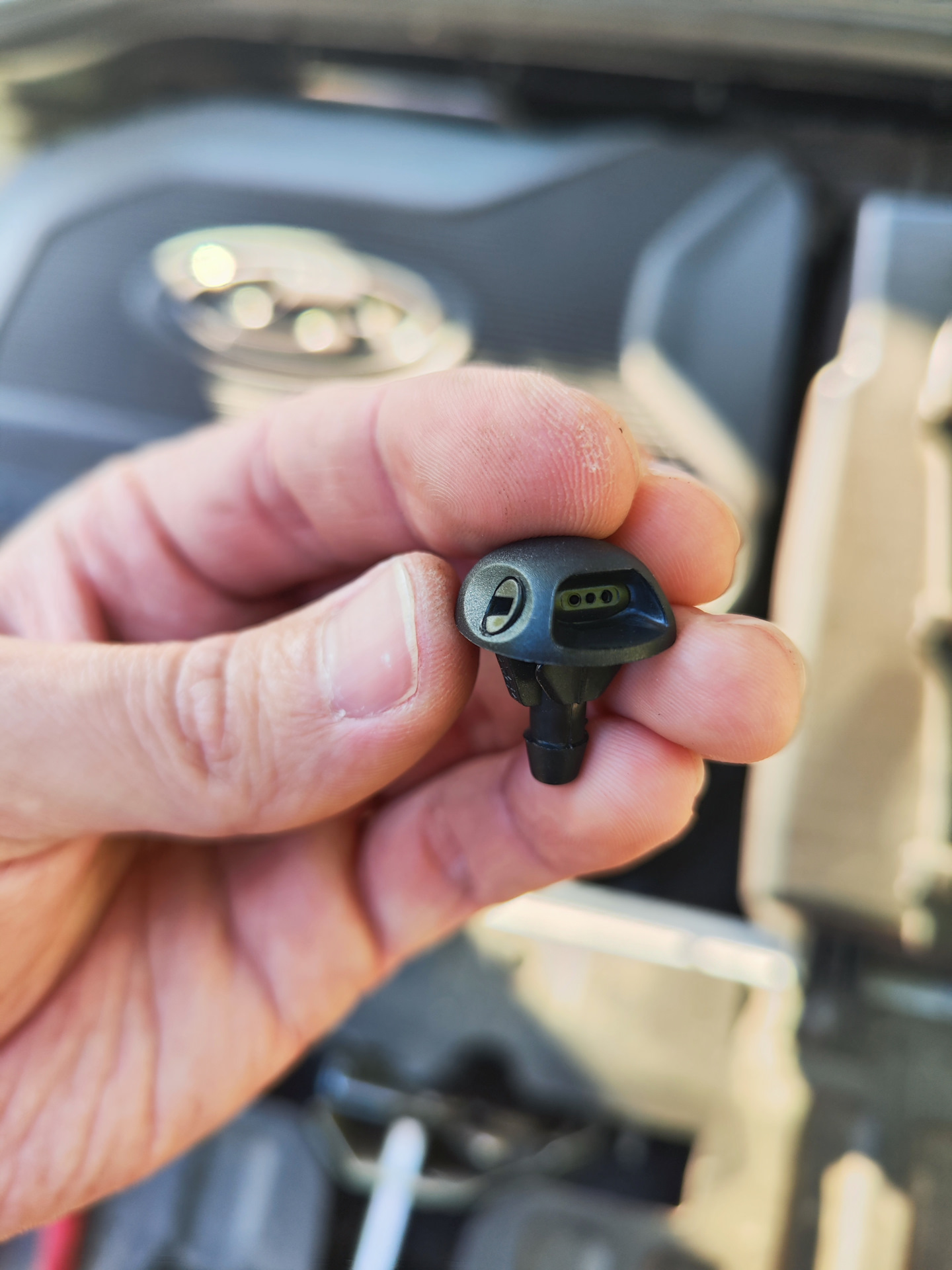 Замена форсунок омывателя ветрового стекла — Lada Vesta SW Cross (1G ...