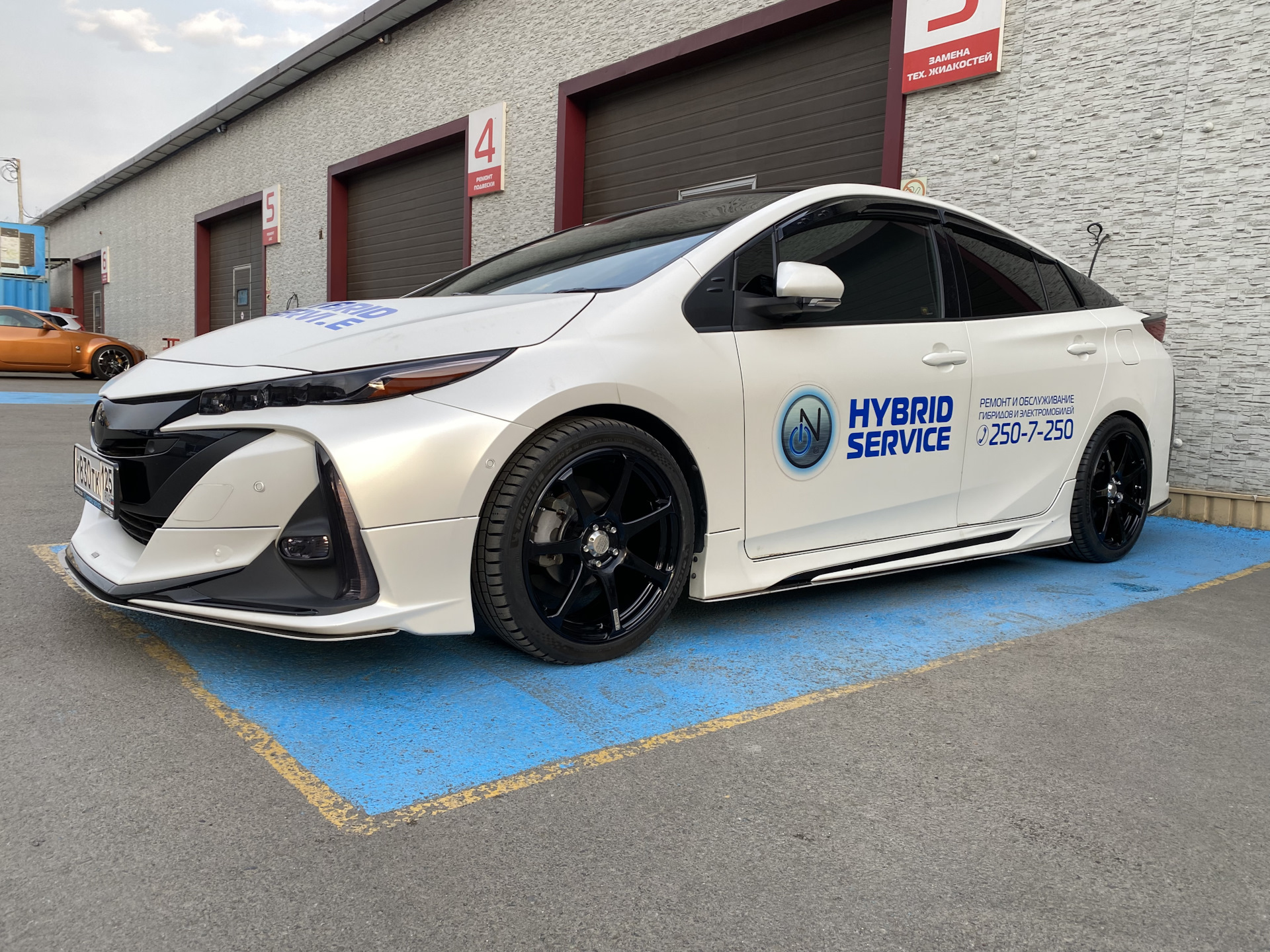 Попал на выборы! Новые кеды на бал — Toyota Prius (50), 1,8 л, 2018 ...