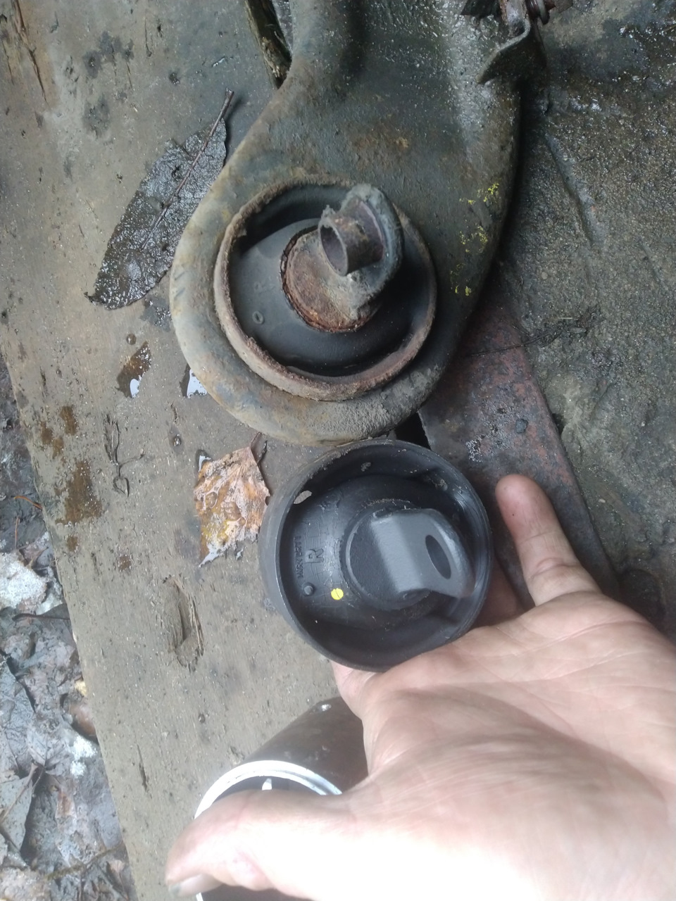 Сайлентблок заднего продольного рычага. Замена. — Hyundai i40, 2 л ...