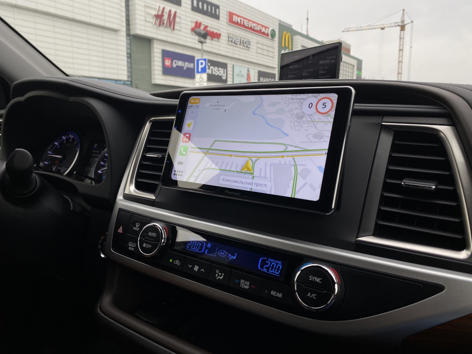 Bird's-eye view Toyota and Pioneer DMH-WT76NEX — Toyota Highlander ...