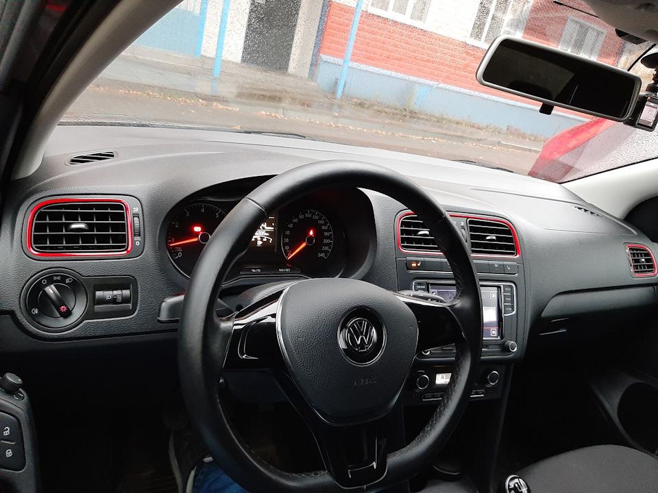 Воздуховоды с красными рамками — Volkswagen Polo Sedan, 1,6 л, 2017 ...