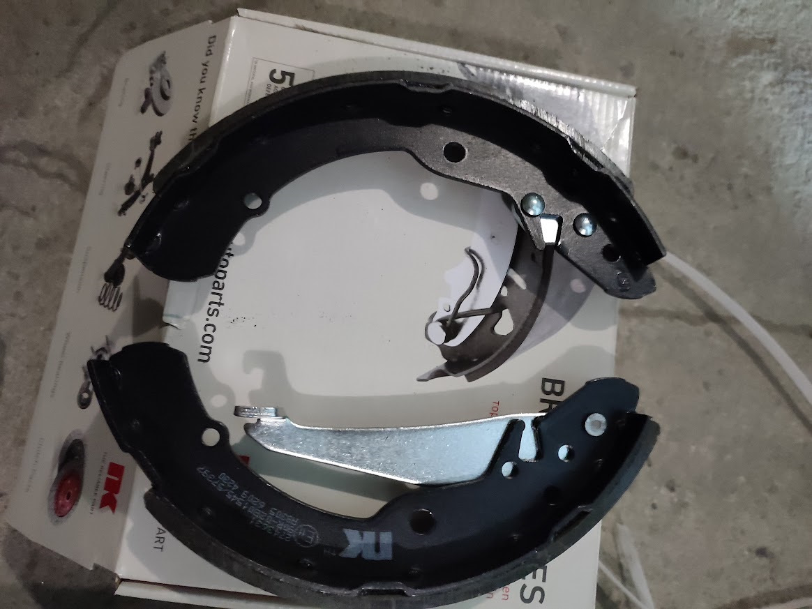 Передние, задние тормоза — замена — Skoda Octavia A4 Mk1, 1,6 л, 2007 ...