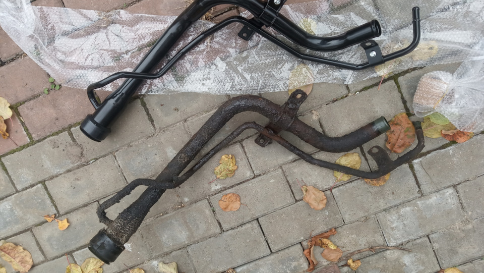 Замена горловины топливного бака. — Toyota RAV4 (II), 2 л, 2002 года ...