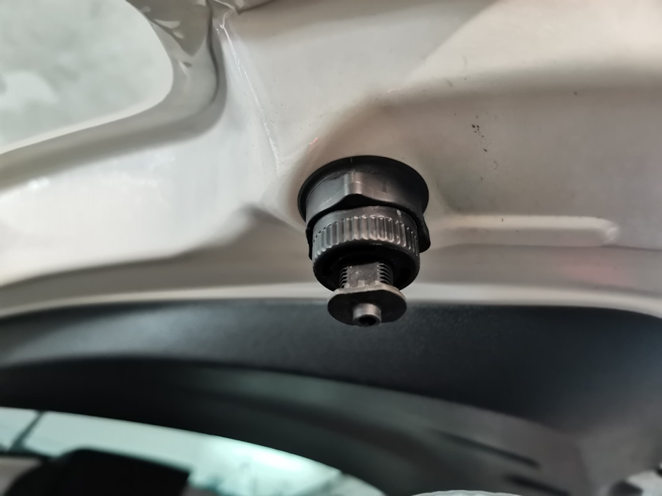 Замена ограничителя задней двери 908782746R — Renault Duster (2G), 1,3 ...