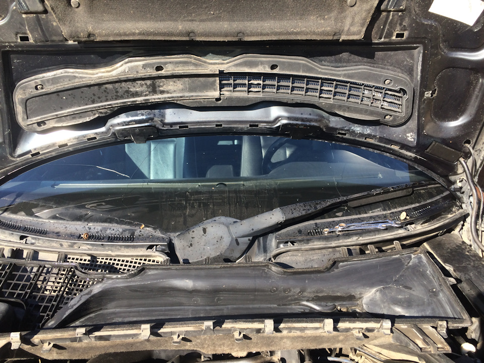 Замена шланга, щетки, крышки, и жидкости омывателя — Mercedes-Benz E ...