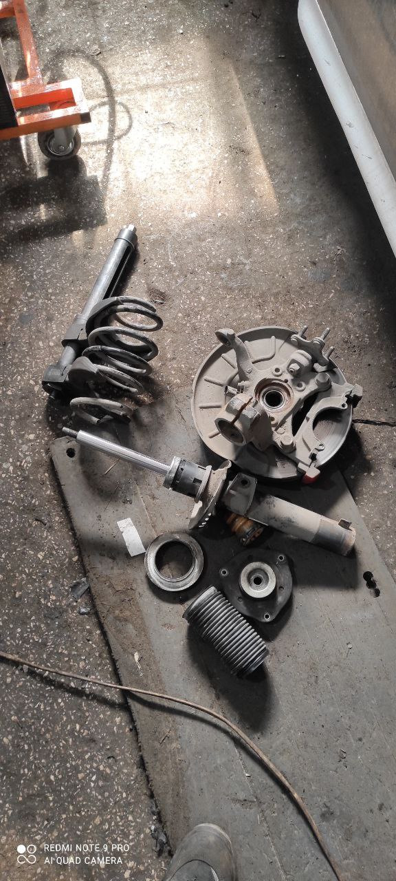 Замена Передних амортизаторов/Опорных подшипников — Volkswagen Passat ...