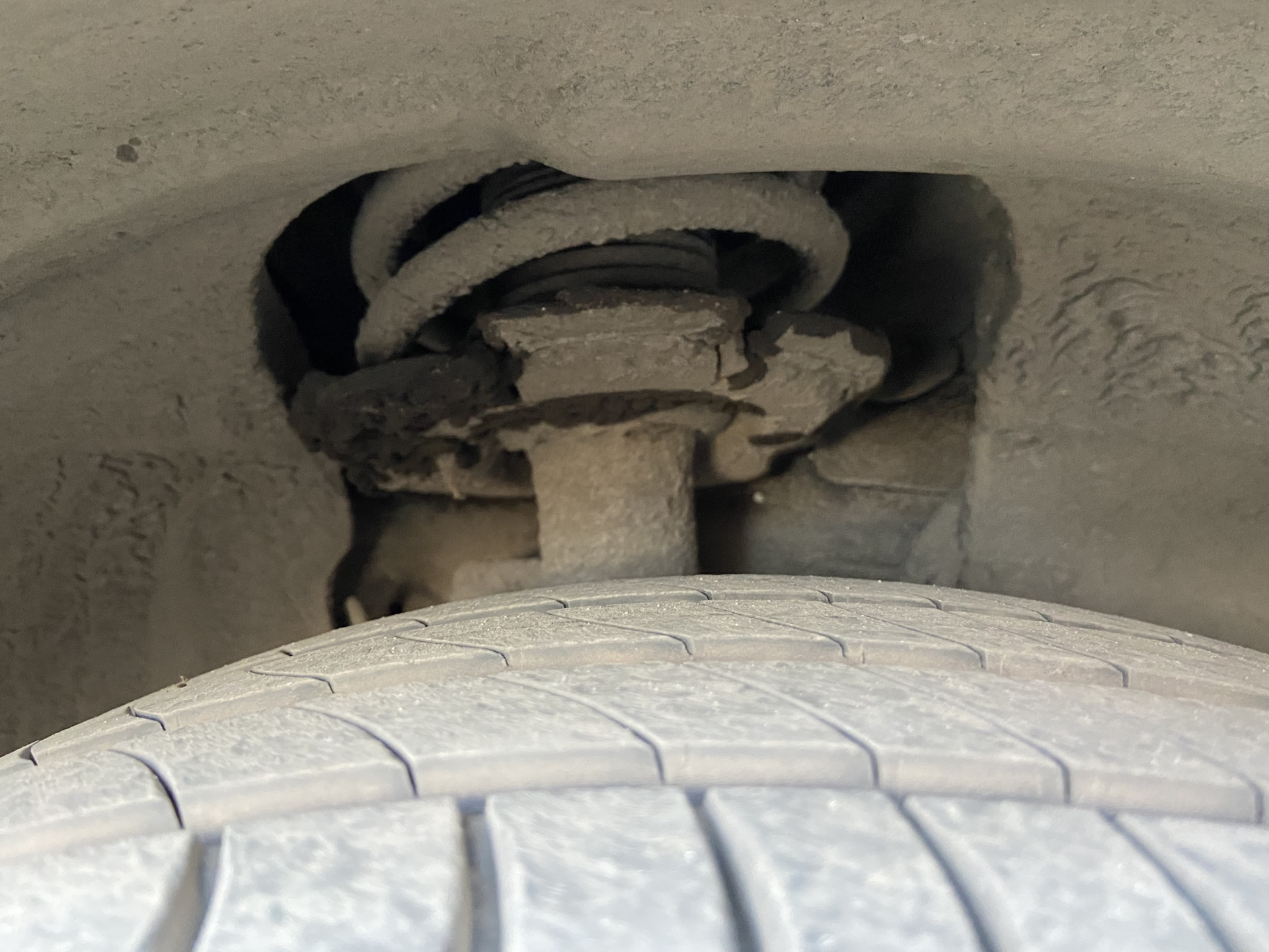 Замена передних амортизаторов и колодок — Ford Kuga (2G), 2,5 л, 2015 ...