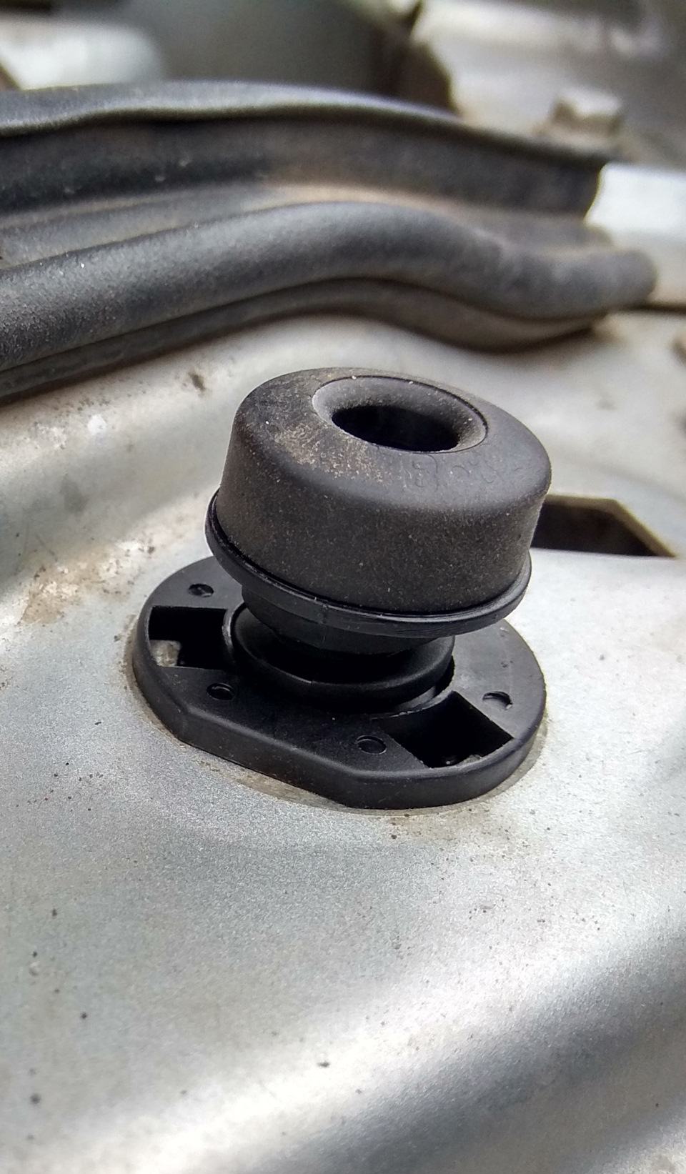 Отбойники капота (упоры) от Рено Меган на Логан 2 — Renault Logan (2G ...